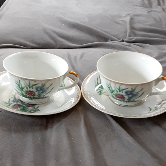 Tea Collection | Dining | 2 Sets Matching 2 Cups Saucers Gold Leaf ...